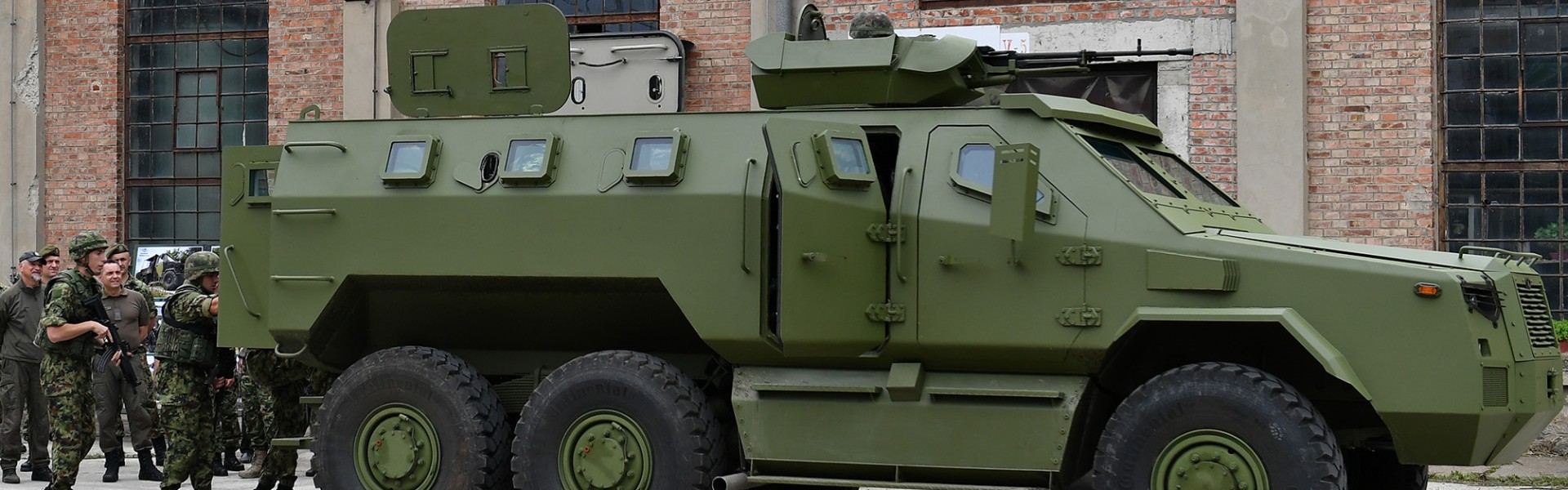 Predstavljeno novo oklopno borbeno vozilo M-20 MRAP 6x6 | Ministarstvo ...